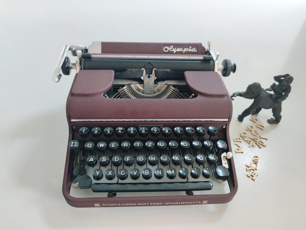 Olympia Old Red Vintage Typewriter – Addictedtovintage.nl