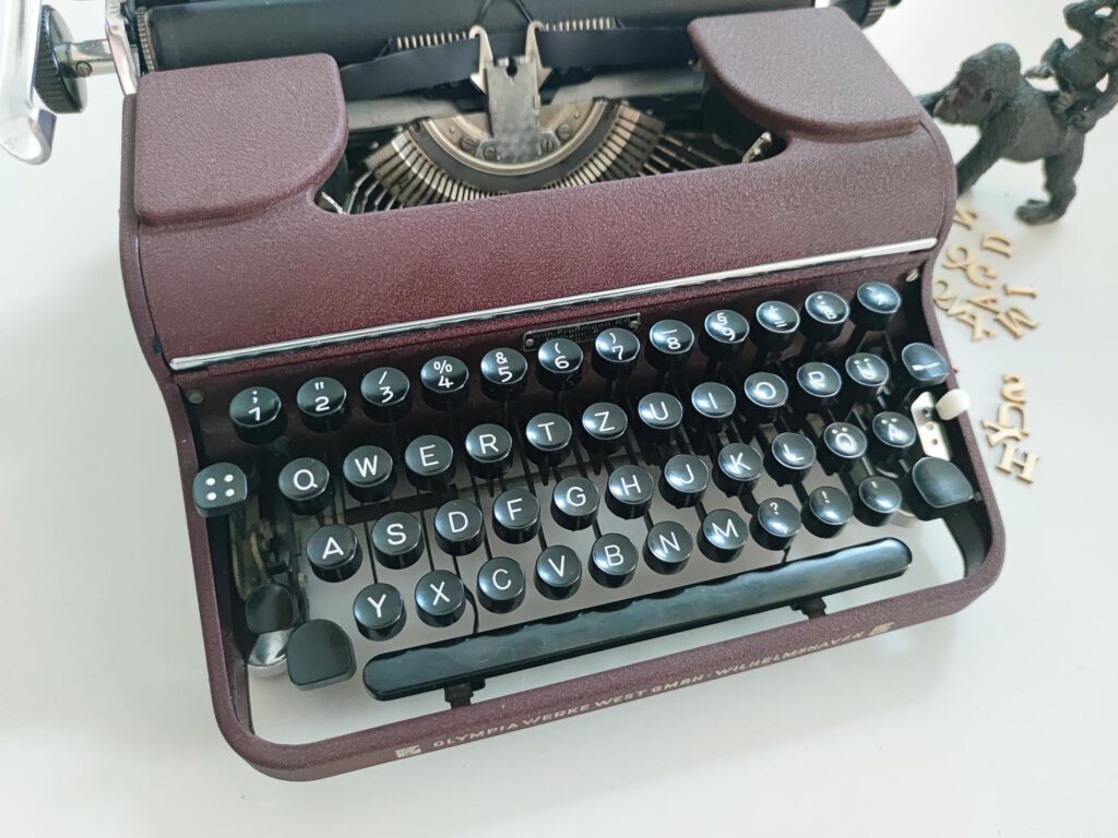 Olympia Old Red Vintage Typewriter – Addictedtovintage.nl